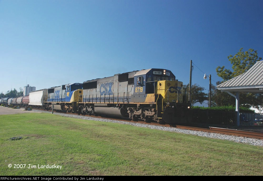 With a friendly wave from the engineer, Q572 blasts Northbound past the AmShelter